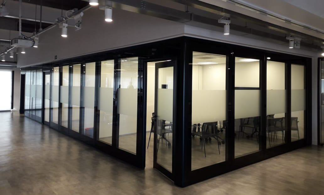 Divisória Retrátil de Vidro – ADesign Divisórias